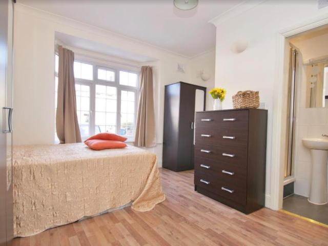 Lovely double ensuite bedroom near East Acton tube station Has a Room