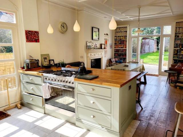Lovely double room and shower room in large home, includes bills, West Norwood/Streatham