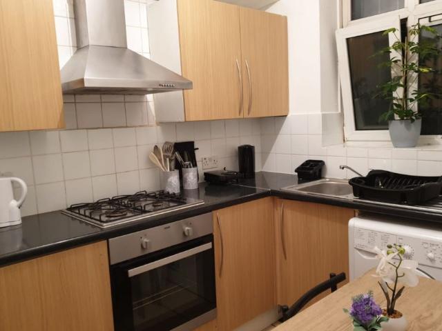 LOVELY DOUBLE ROOM IN A 4BEDROOM FLAT IN DALSTON