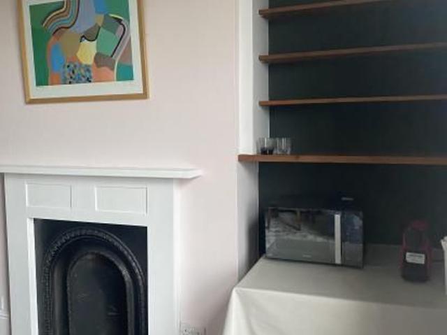 Lovely double room in large Clapham house with own bathroom. Available from 20th July