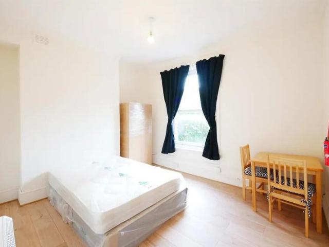 Lovely large self contained studio flat for rent !
