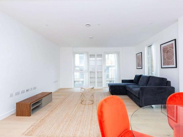 Lovely modern apartment set on the fourth floor of this desirable development just moments from King's Cross