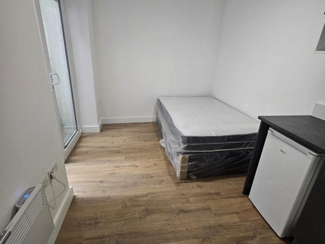 Lovely, Modern Studio with Shared Garden Zone 2