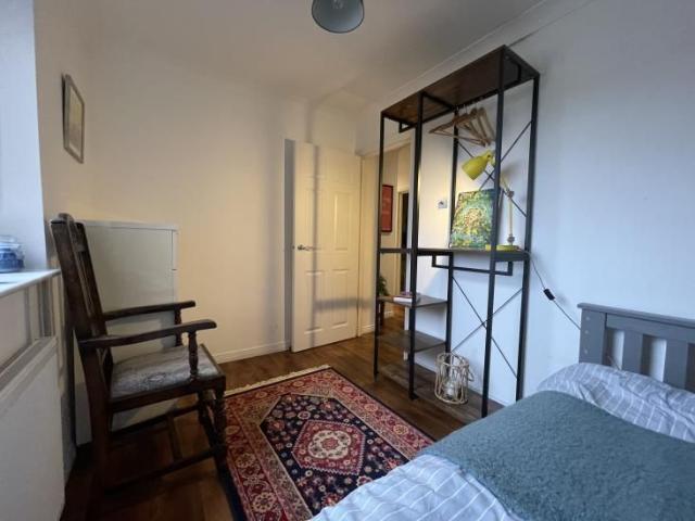 Lovely, modern, single room with own bathroom in Hove