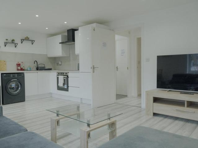 Lovely Modern 2 Bed Flat /w Parking, Close to Town