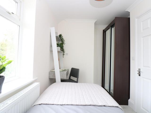 Lovely single bedroom near East Acton metro station Has a Room