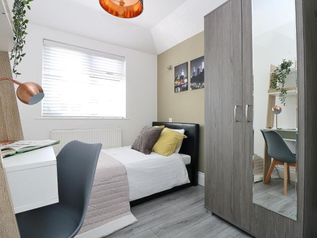 Lovely single bedroom with private bathroom Has a Room