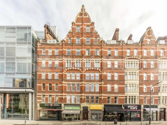 Lovely spacious property situated on the first floor of a mansion block