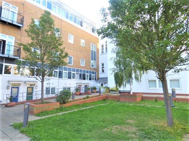 Lovely split level two bed two bath, gym E15