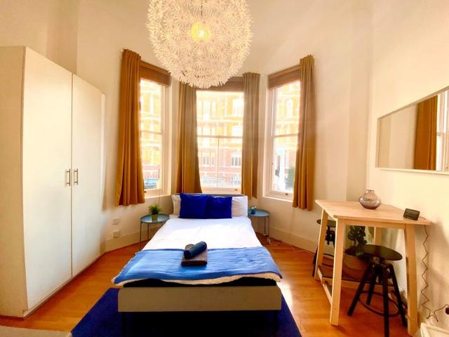 Lovely Studio at Holland Park Gardens
