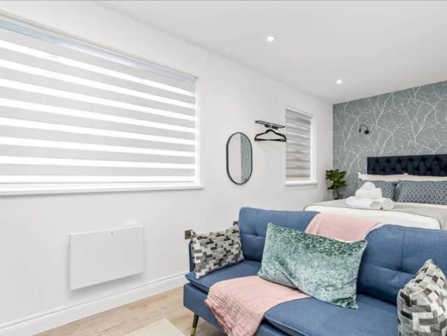 Lovely Studio Flat in Uxbridge – Separated Kitchen