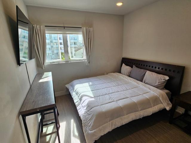 Lovely Private Room in a 3 Bedroom Unit