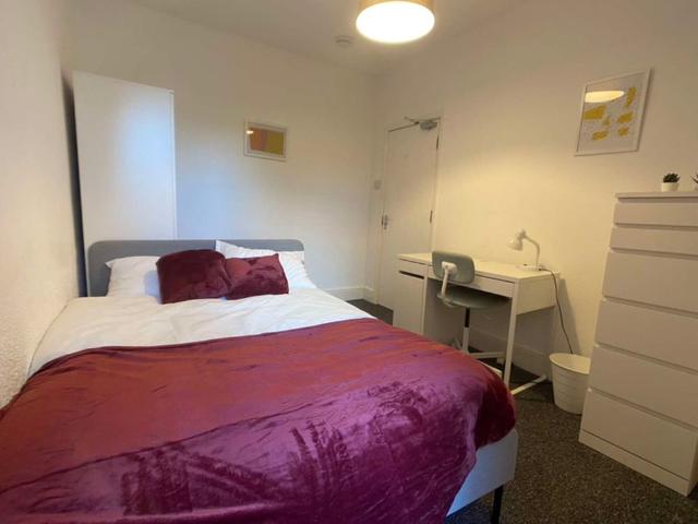 Lovely professional house share in Southampton Centre Room 5