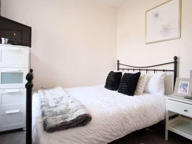 Lovely room for rent in 3 bedroom flat in Catford, London