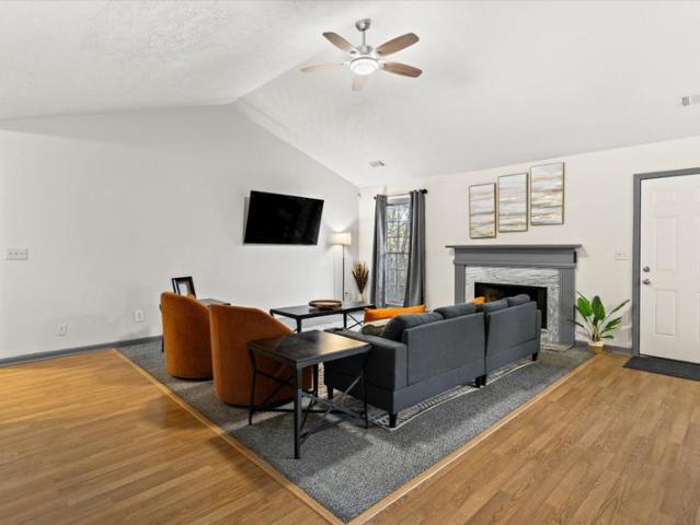 Lovely Room in Spacious Shared Home Near Shopping
