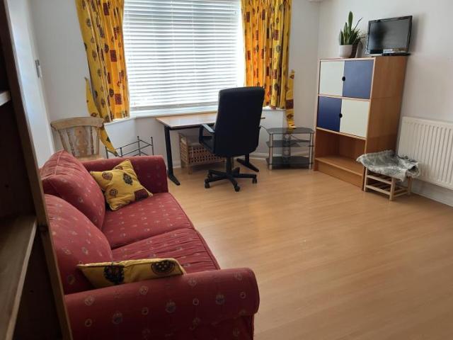 Lovely room near station and amenities