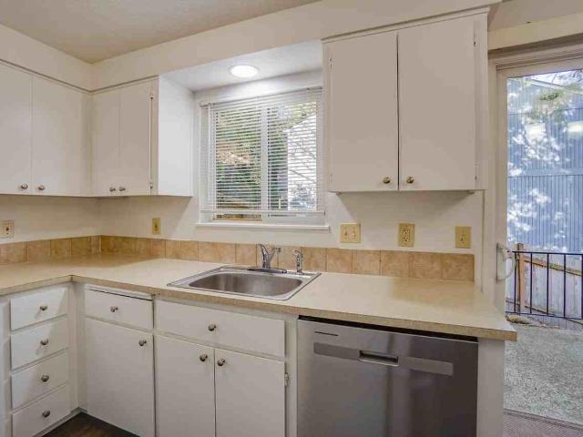 Lovely Townhome 2 Bedroom Home for Rent at 3530 Sw Beaverton Hillsdale Hwy, Portland, OR 97221 Hayhurst