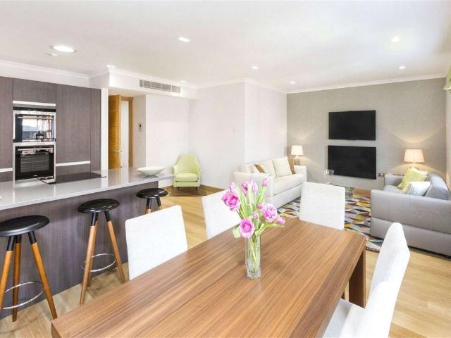 Lovely two bedroom flat in central Chiswick