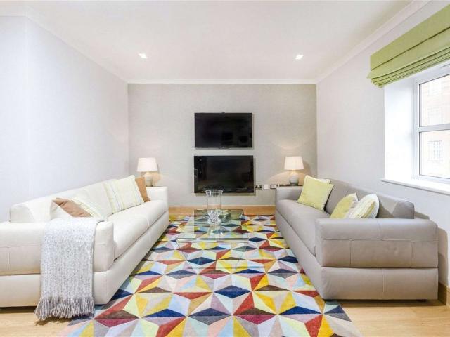 Lovely two bedroom flat in central Chiswick