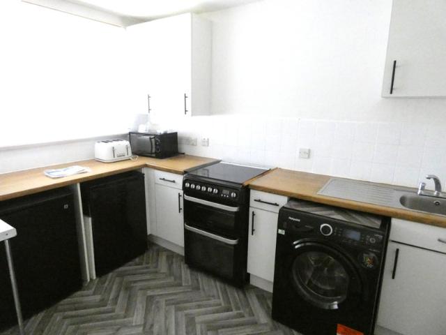 Lovely two bedroom split level flat E3