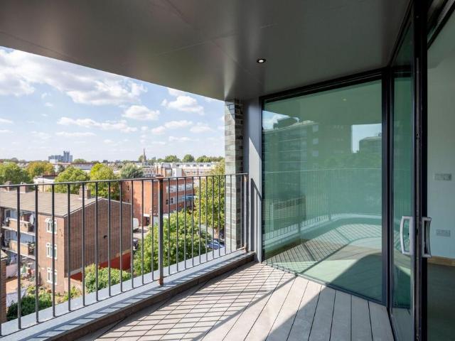 Lowth Road, London SE5 3 bed apartment to rent £3,098 pcm £715 pw