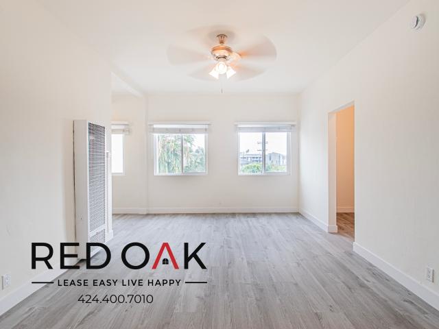 ~LOW DEPOSIT~ Excellent Studio with Updated Details, Lots of Natural Light, and On Site Laundry ~ Near Prime Echo Park!