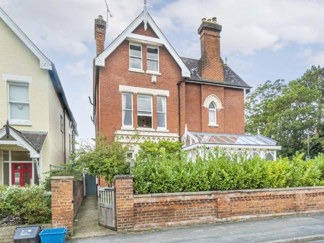 Lower Teddington Road, Kingston Upon. 2 bed flat to rent £1,875 pcm £433 pw