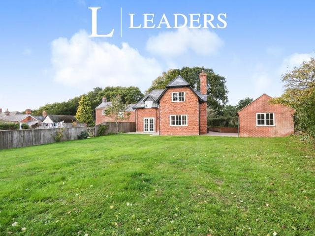 Lower Ashley Road, New Milton, BH25 3 bed detached house to rent £2,625 pcm £606 pw