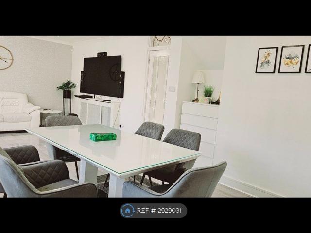 Lower Cippenham Lane, Slough SL1, 6 bed bungalow to rent, £3,999 pcm | PrimeLocation
