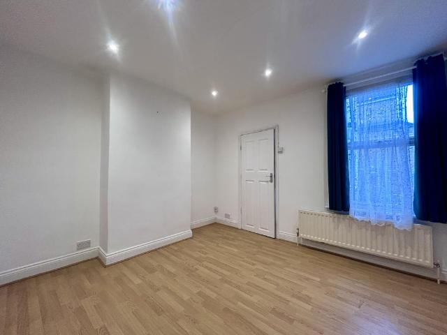 Lower Coombe Street CRO 2 bed flat to rent £1,550 pcm £358 pw