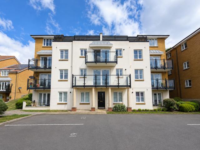 Lower Corniche, Hythe 2 bed apartment to rent £1,195 pcm £276 pw
