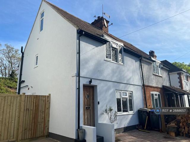 Lower Green Road, Esher, KT10 2 bed semi detached house to rent £2,250 pcm £519 pw