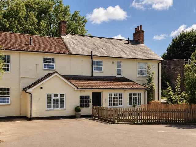 Lower Icknield Way, Longwick HP27, 2 bed flat to rent, £1,295 pcm | PrimeLocation