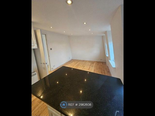 Lower Mortlake Road, Richmond TW9, 1 bed flat to rent, £1,750 pcm | PrimeLocation