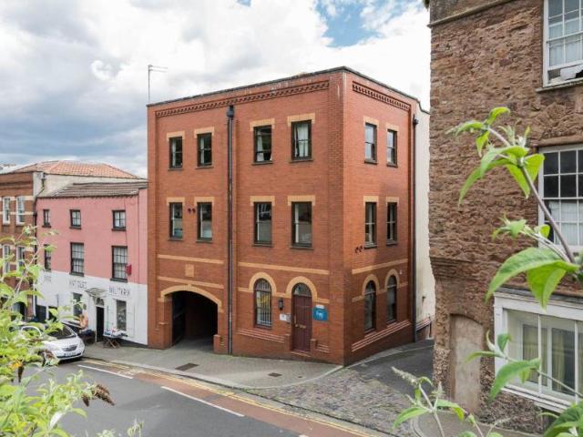 Lower Park Row, Bristol BS1 2 bed flat to rent £1,800 pcm £415 pw