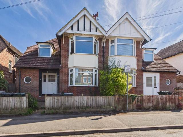Lower Queens Road, Ashford TN24 8HE 2 bed flat to rent £1,050 pcm £242 pw