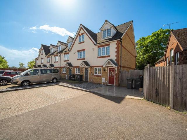 Lower Range Road, Kent DA12 4 bed semi detached house to rent £2,250 pcm £519 pw