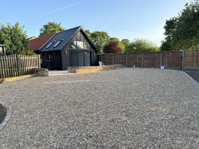Lower Rads End, Eversholt, Milton. 2 bed detached house to rent £1,950 pcm £450 pw