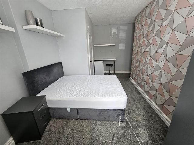 Lower Rawson Street, Farnworth, Bolton BL4, 5 bed shared accommodation to rent, £695 pcm | PrimeLocation