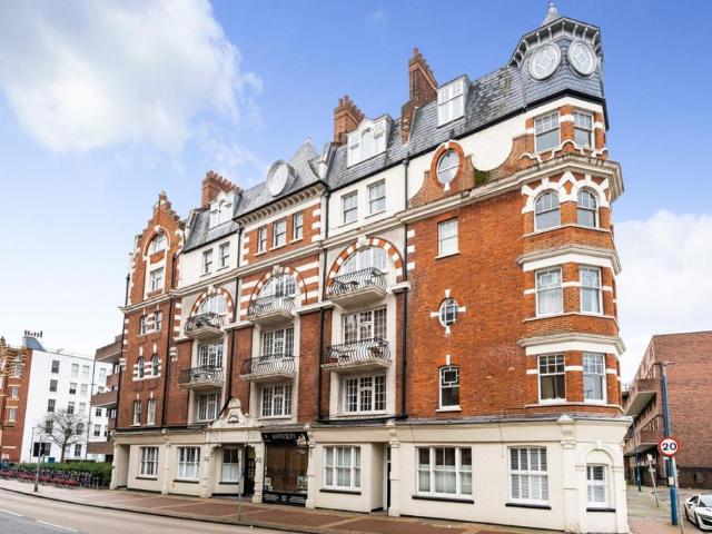 Lower Richmond Road, Putney, London. 3 bed flat to rent £2,600 pcm £600 pw