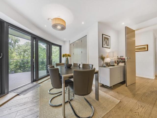 Lower Richmond Road, Putney, London. 3 bed flat to rent £4,650 pcm £1,073 pw