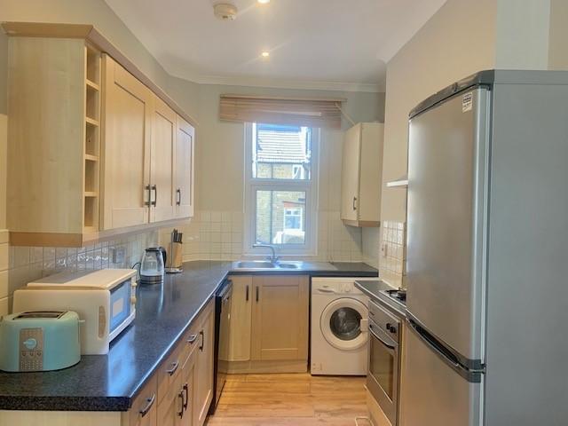 Lower Richmond Road, Putney, London 2 bed flat to rent £2,250 pcm £519 pw