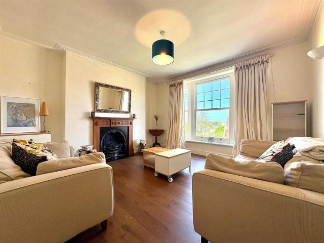 Lower Richmond Road, Putney, SW15 2 bed apartment to rent £2,800 pcm £646 pw