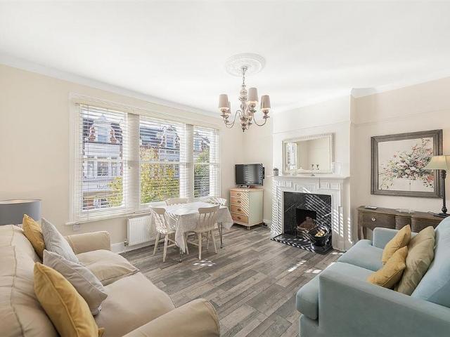 Lower Richmond Road, SW15 2 bed flat to rent £2,750 pcm £635 pw