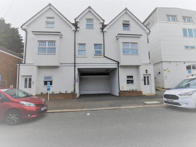 Lower Road, Kenley, CR8 2 bed apartment to rent £1,550 pcm £358 pw