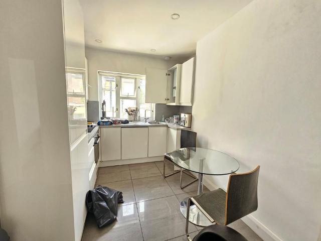 Lower Road, London SE16 3 bed flat to rent £2,700 pcm £623 pw