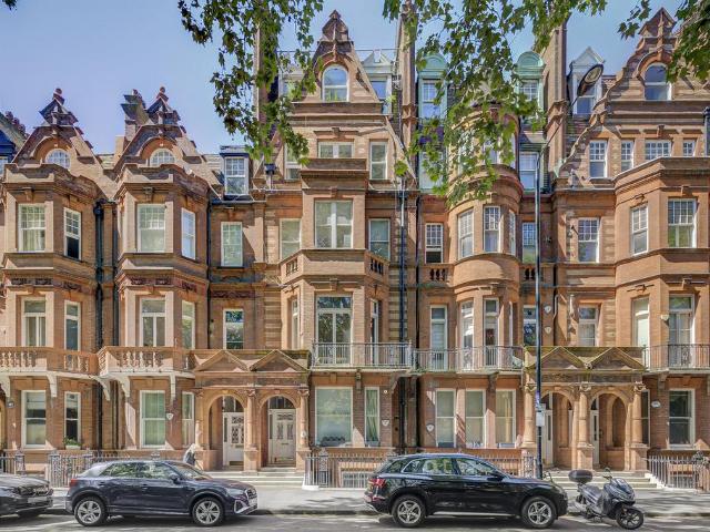 Lower Sloane Street, Chelsea 3 bed apartment to rent £6,000 pcm £1,385 pw