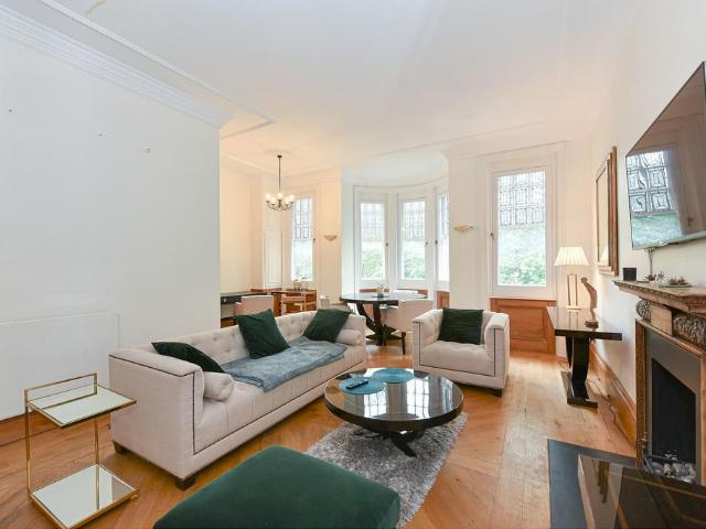 Lower Sloane Street, Chelsea, London. 1 bed flat to rent £6,067 pcm £1,400 pw