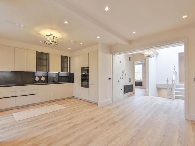 Lower Sloane Street, Sloane Square. 3 bed flat to rent £7,150 pcm £1,650 pw