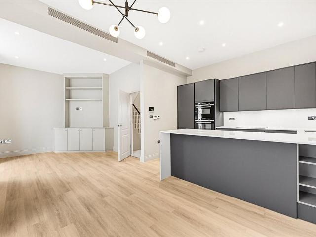 Lowndes Street, London, SW1X 3 bed apartment to rent £7,583 pcm £1,750 pw